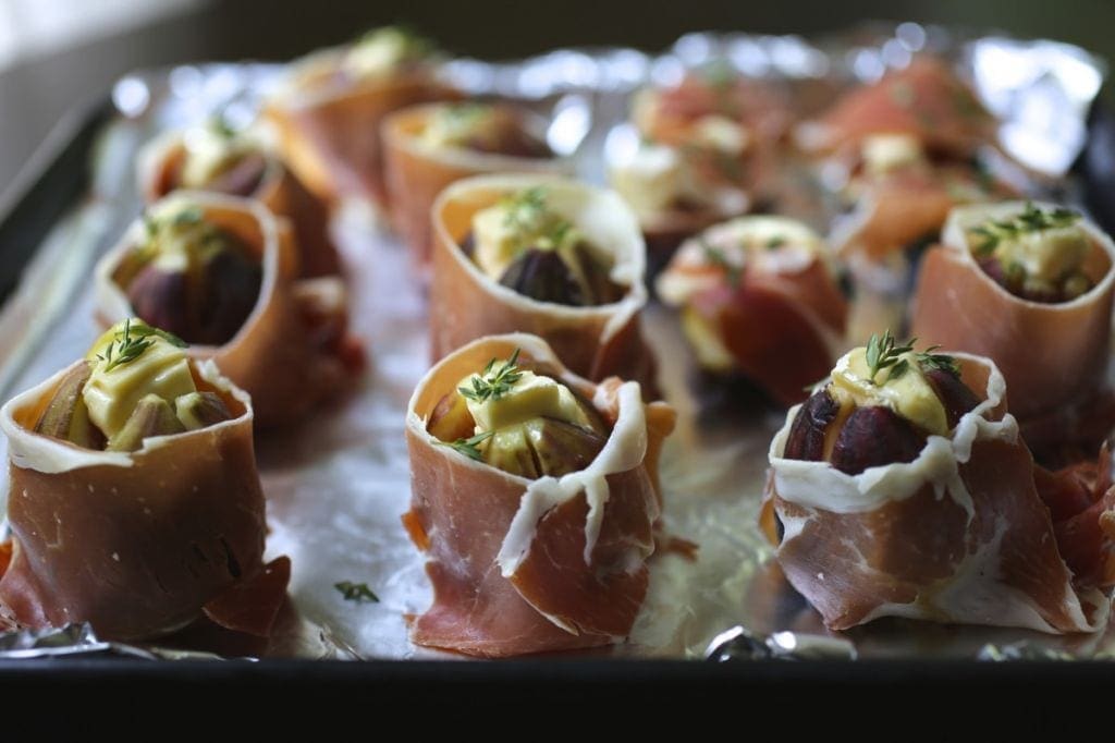 Roasted Figs Stuffed with Blue Cheese and Serrano Ham - Nerds with Knives